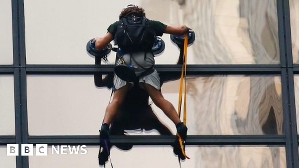 Man arrested as he attempted to climb up Trump Tower - BBC News