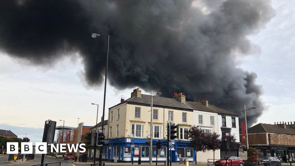 Plumes of smoke from Middlesbrough scrapyard fire - BBC News