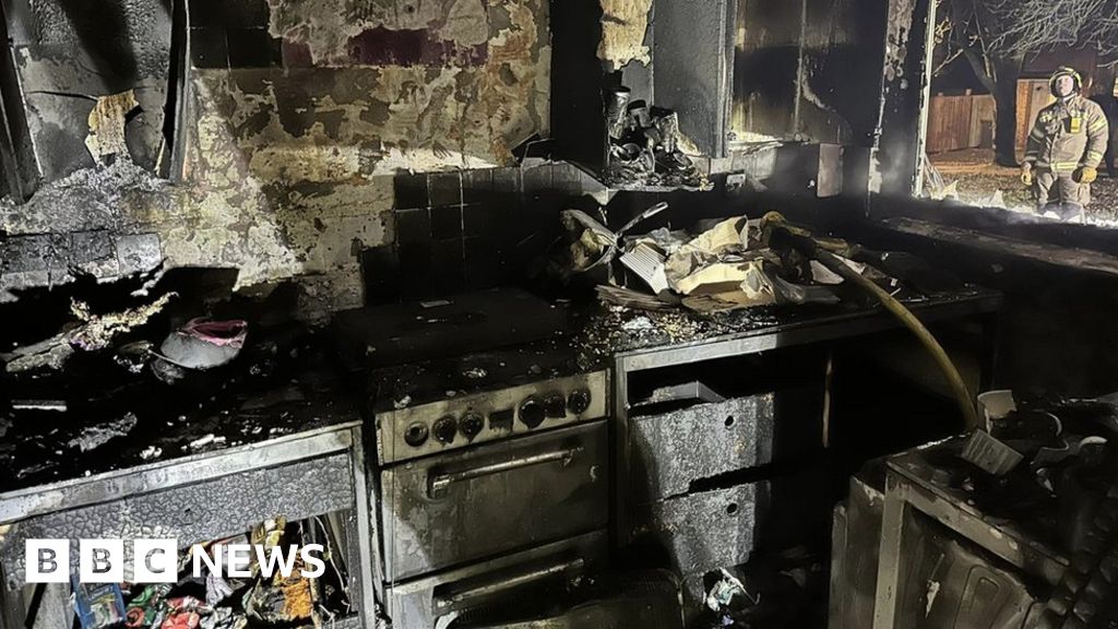 Fire rips through Luton house after sockets overloaded - BBC News