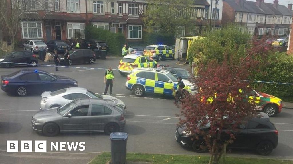 Erdington shooting: Man shot dead in street - BBC News