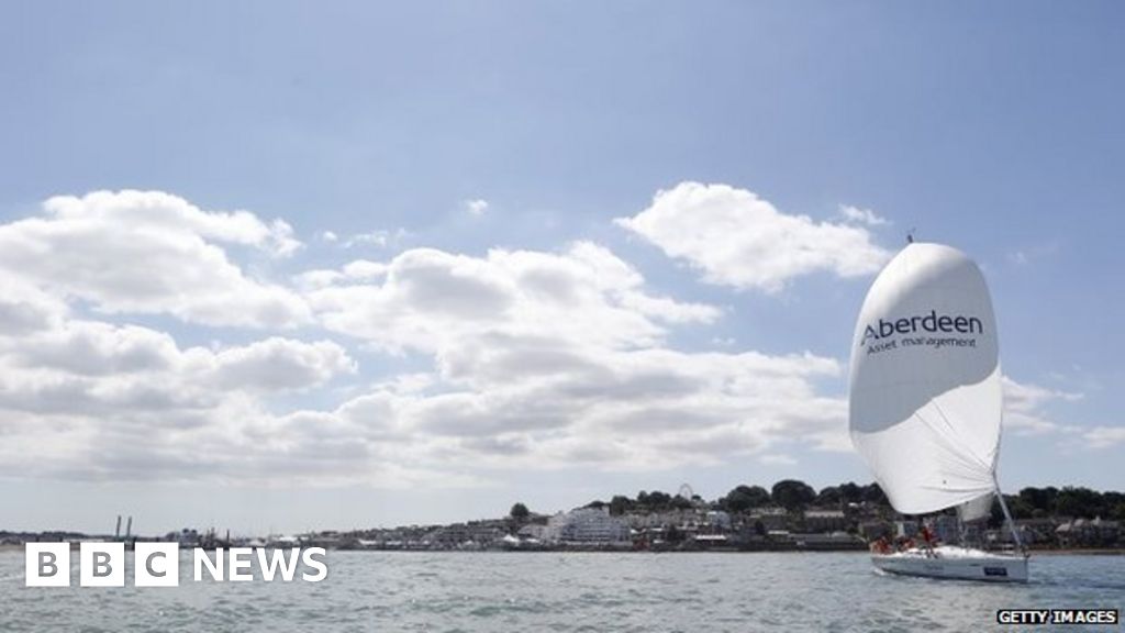 Cowes Week regatta: Sailing starts despite low winds - BBC News