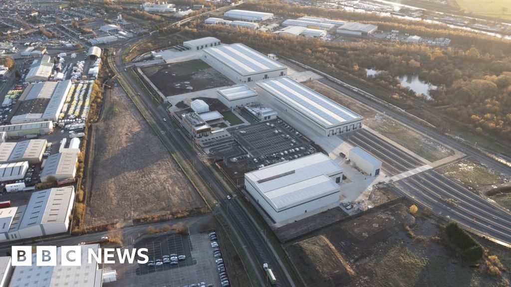 Employees recruited for Goole rail village - BBC News