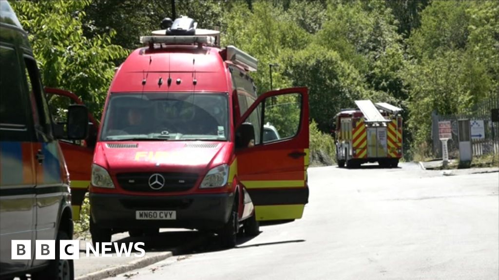 Cylinder explodes in large Sheffield industrial fire - BBC News