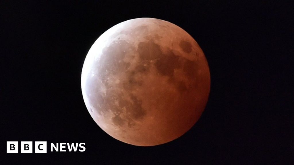 Total lunar eclipse to meet 'supermoon' - BBC News