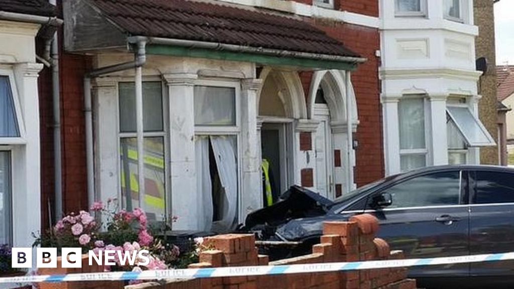 Car crashes through wall into house in Swindon - BBC News