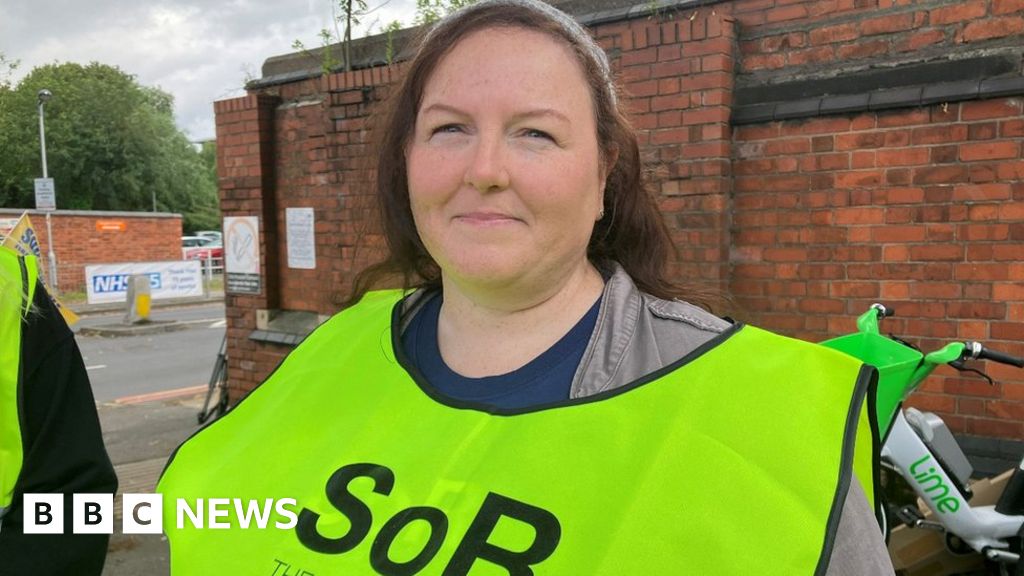 Radiographers' strike: Nottingham staff join national walk-out - BBC News