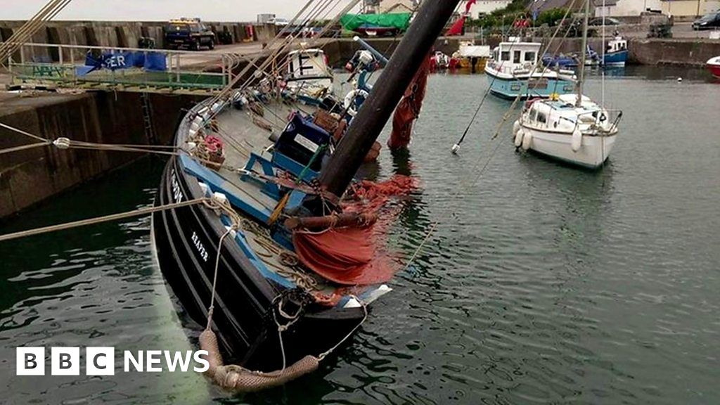 Historic boat overturns during Johnhaven festival - BBC News