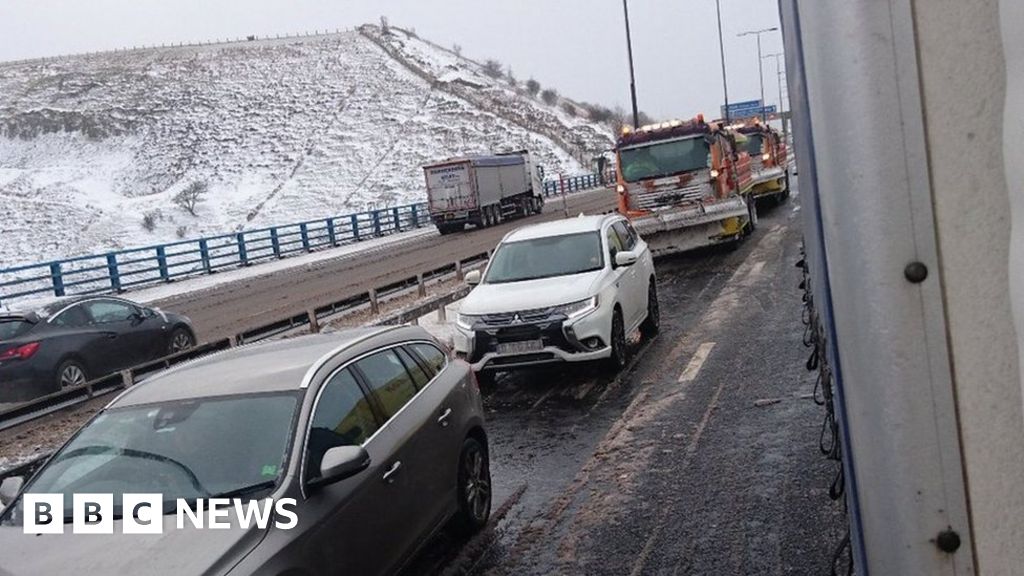 UK snow: M62 drivers stranded 'indefinitely' - BBC News