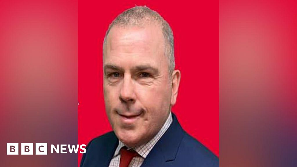 Elections 2021: Labour expels candidate for town council bid - BBC News