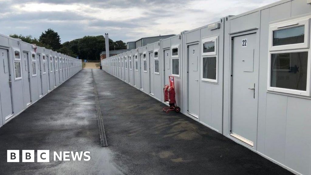 Temporary bedrooms planned in Hullavington Barracks upgrade - BBC News