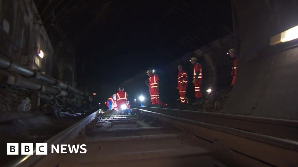 Wirral loop line closes for six weeks as tracks replaced - BBC News