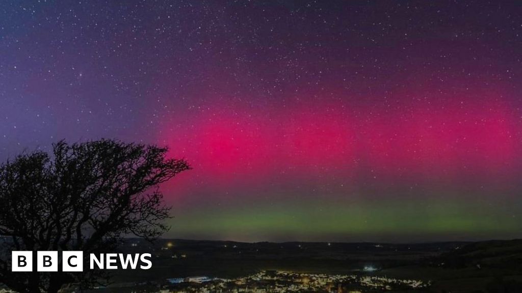 Wales: Northern lights give a spectacular show - BBC News