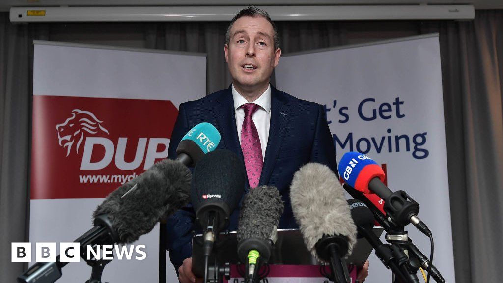 Givan resignation: Reaction in quotes - BBC News