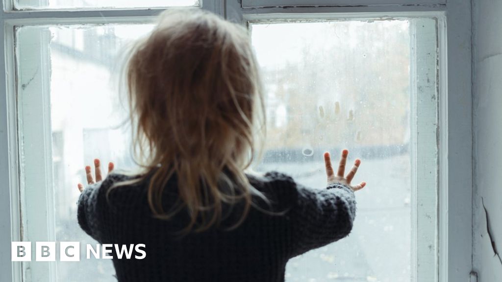 More than 103,000 children 'homeless at Christmas' in England - BBC News