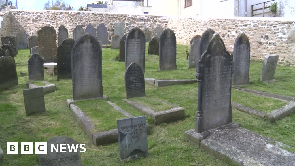 'Unique' Jewish cemetery restored in Penzance - BBC News