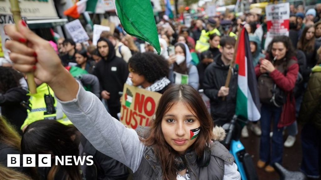 Israel-Gaza: Hundreds protest outside Labour leader's office