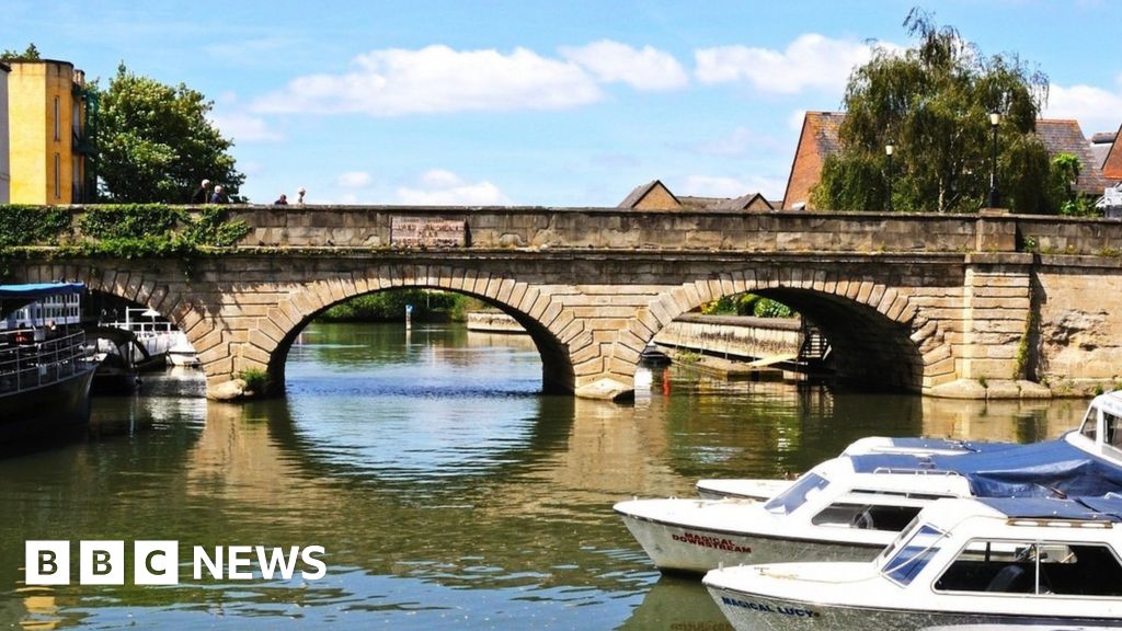 Oxford's Folly Bridge undergoes essential repairs - BBC News