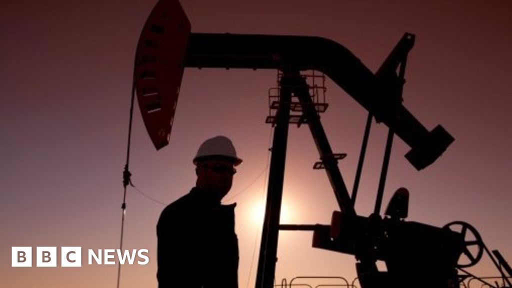 Oil price tumbles to below $33 - BBC News