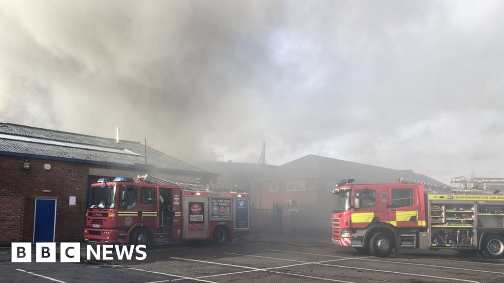 Tamworth fire tackled as coaches alight - BBC News