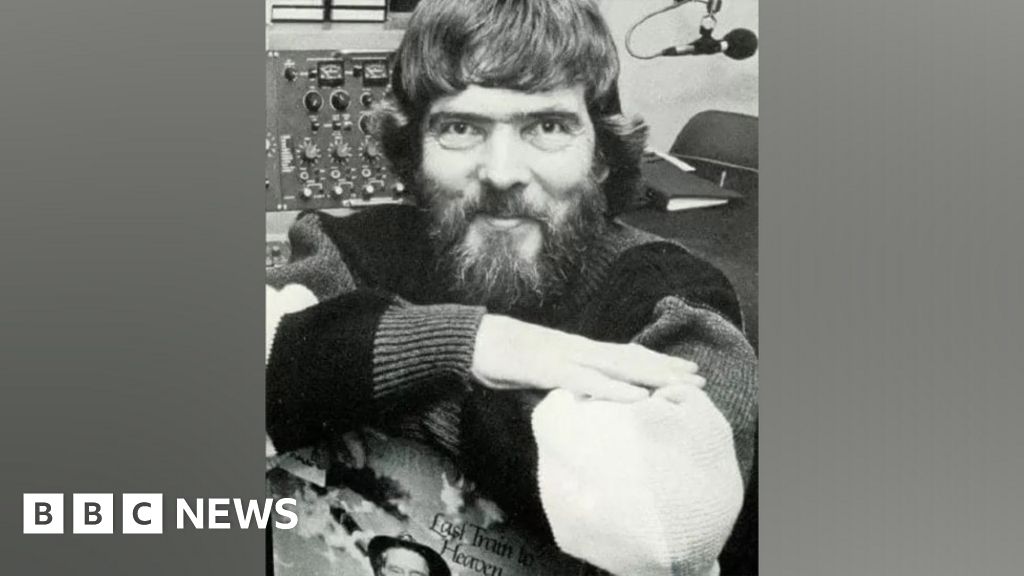 Matthew Carr: Tributes paid to radio presenter and postman - BBC News