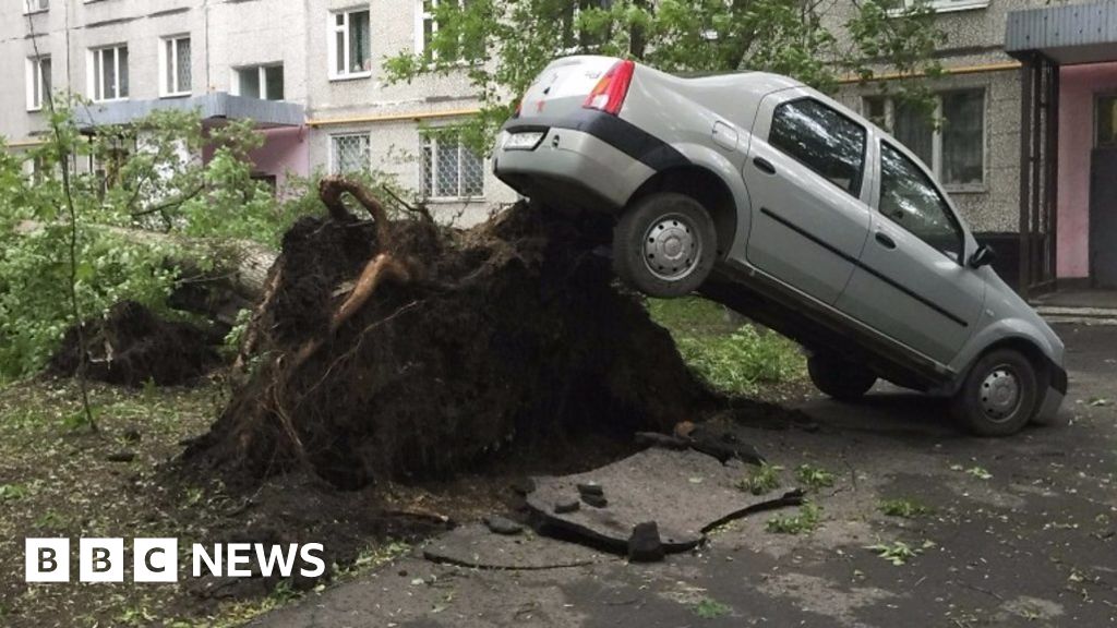 Phone footage of the moment severe storm hit Moscow - BBC News