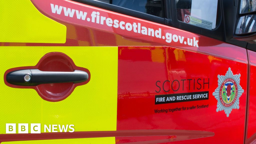 Cars set on fire at Renfrew industrial site - BBC News