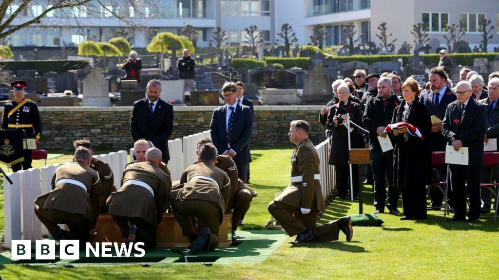 WWI fallen soldiers given military burials 100 years on - BBC News