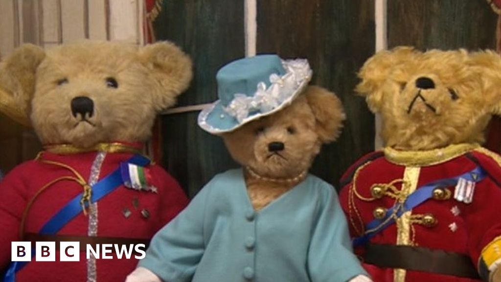 Gyles Brandreth's 1,000 teddies move to Newby Hall - BBC News