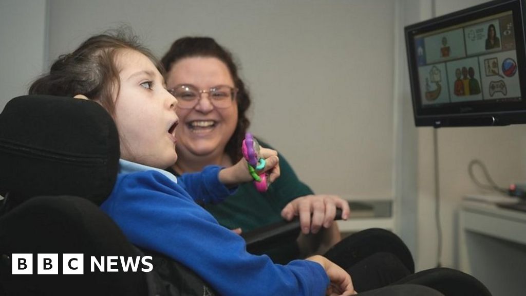 Eye-gaze: Disabled pupils answer questions using eye tech - BBC News