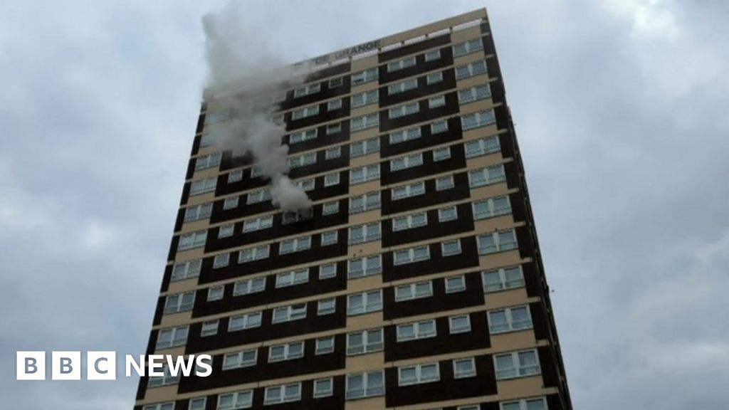 Leeds tower block fire: Man dies in Clyde Grange blaze - BBC News