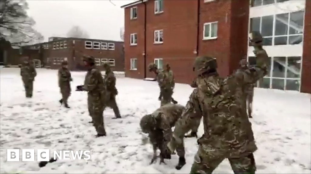 People across the country enjoying the snow - BBC News