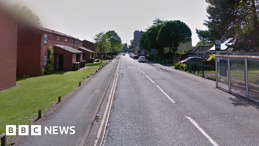 Wolverhampton crash: Pedestrian dies in suspected hit-and-run - BBC News