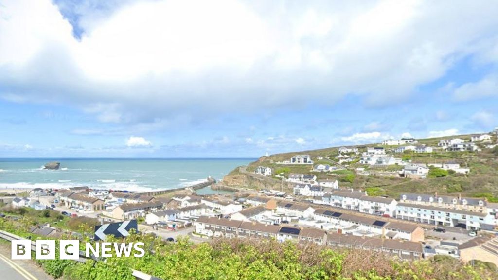 Portreath Post Office closure leaves residents angry - BBC News