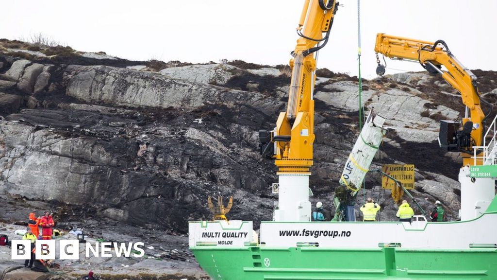 Super Puma crash: Helicopter 'showed warning light' - BBC News