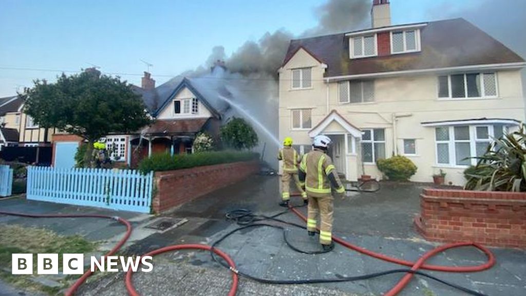 Firefighters tackle house fire in Frinton-on-Sea - BBC News