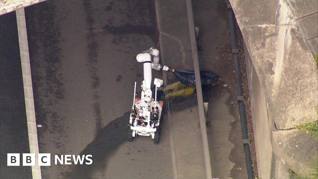 M1 closure: Bomb disposal unit sent to 'suspicious object'