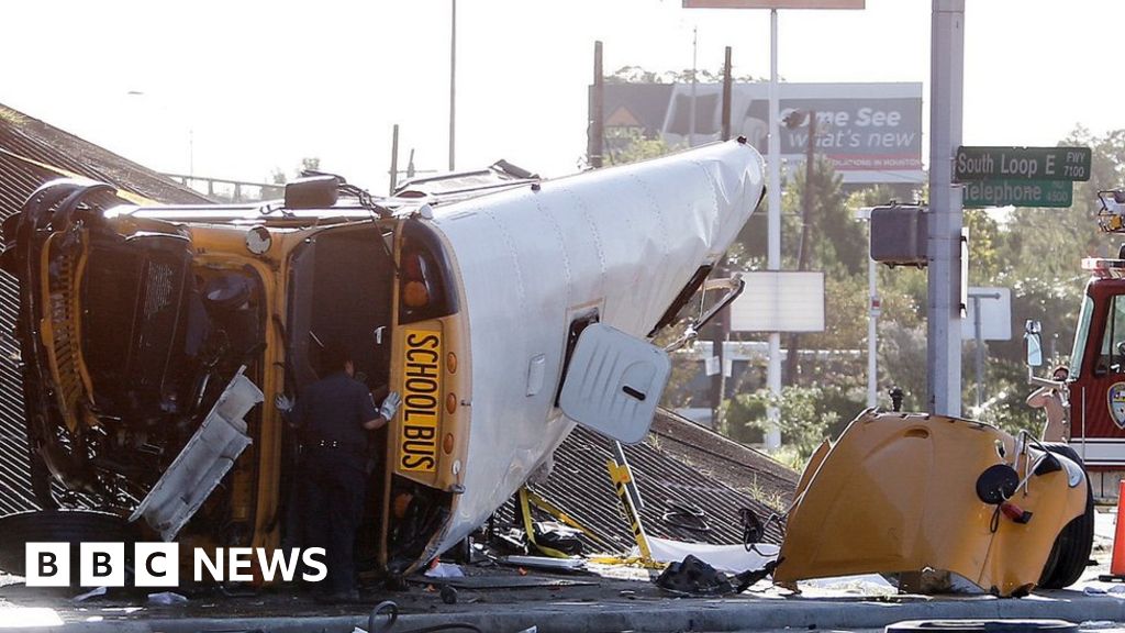 Two dead and three injured in Houston motorway crash - BBC News