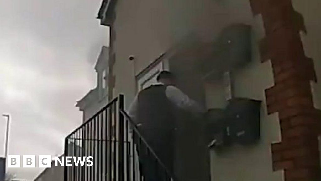 Met Police officer rescues family from burning flat - BBC News