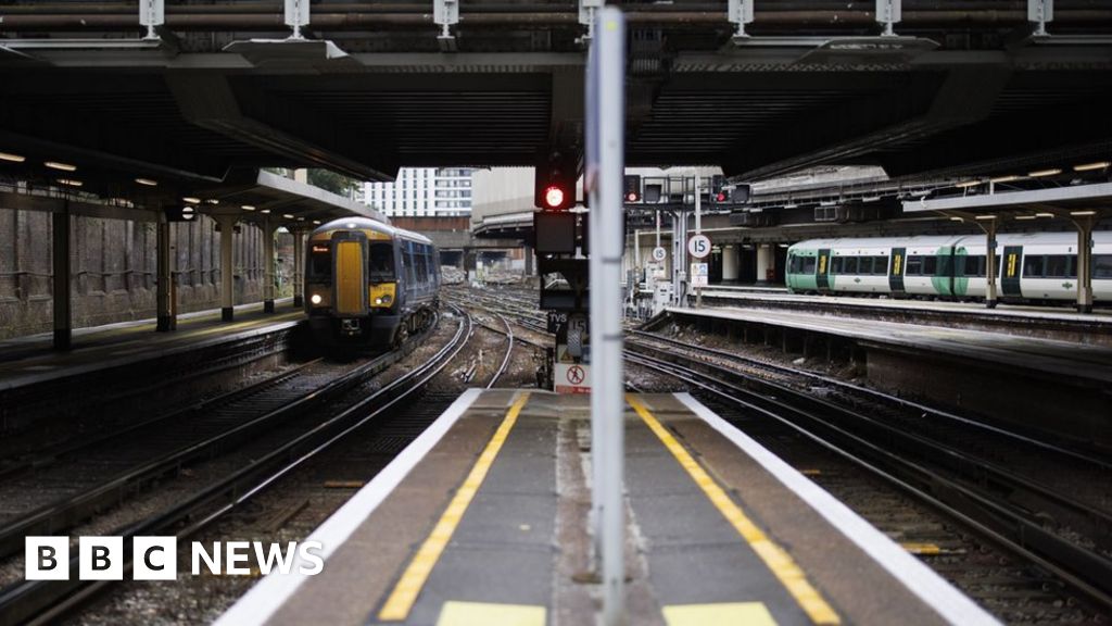 Heathrow Airport: Sadiq Khan backs proposed new rail link - BBC News