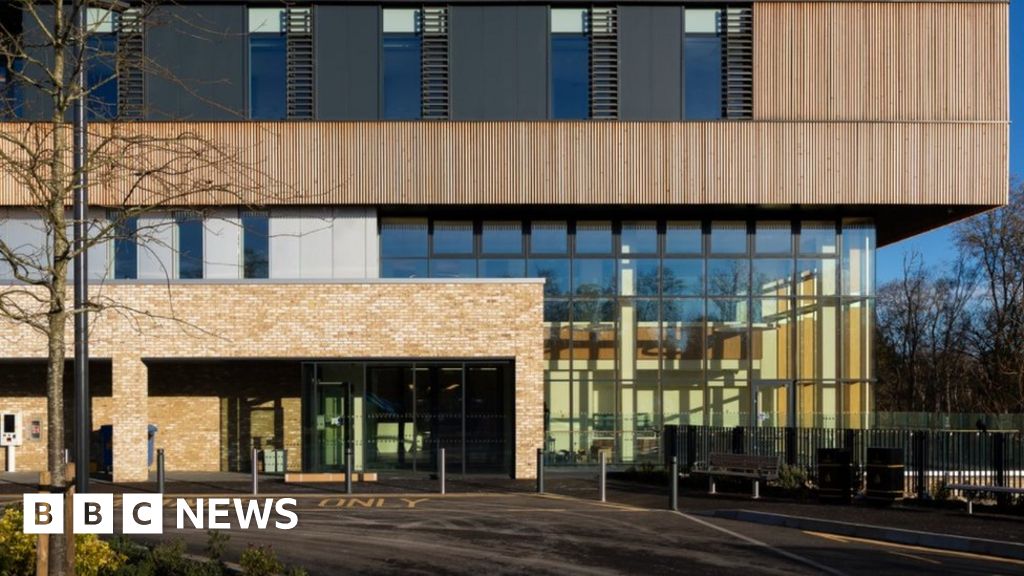 Ascot's Heatherwood Hospital opens its doors to patients - BBC News