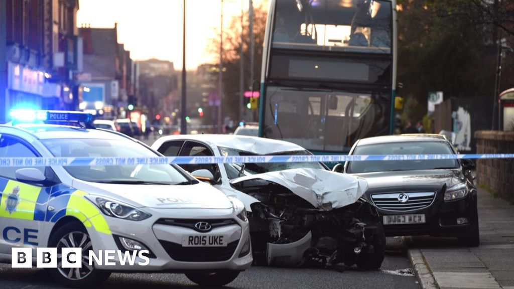 Liverpool car crash leaves pedestrian dead - BBC News