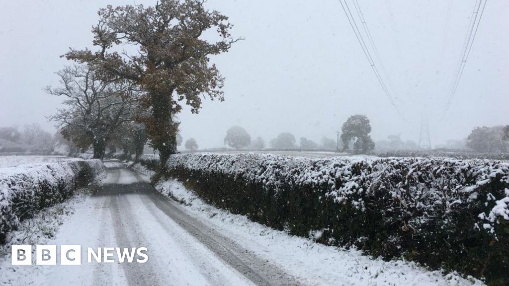 Snow in north and mid Wales making roads 'hazardous' - BBC News