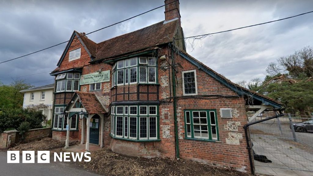 Hampshire villagers win national award for saving local pub - BBC News