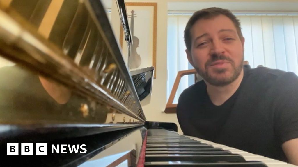 Peterborough pianist takes worldwide song mash-up requests - BBC News