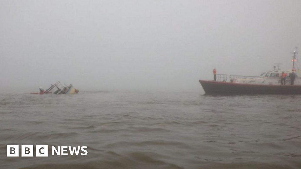 Humber estuary boat sinking: Two people rescued - BBC News