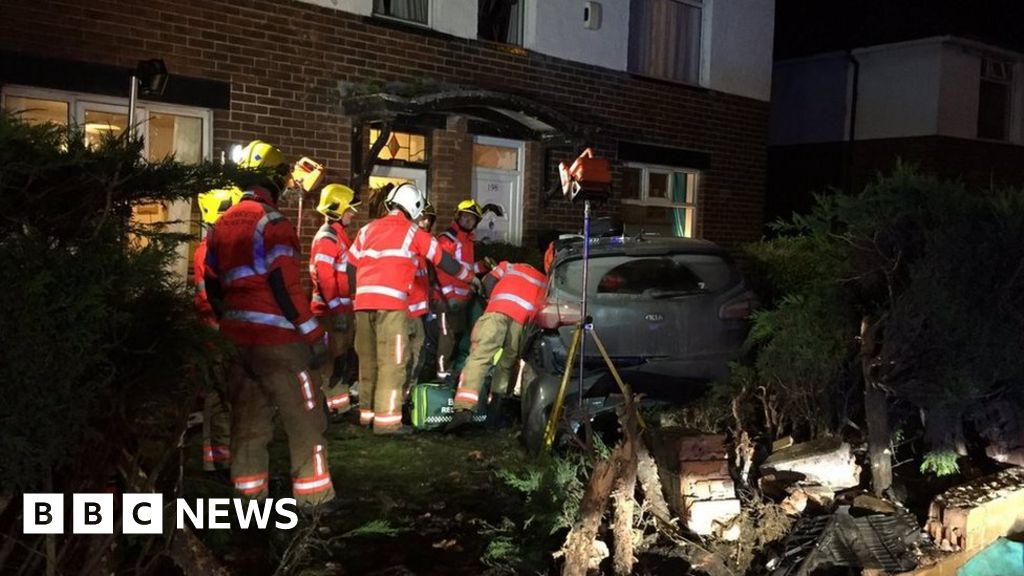 Stolen car crashes into house after police chase - BBC News