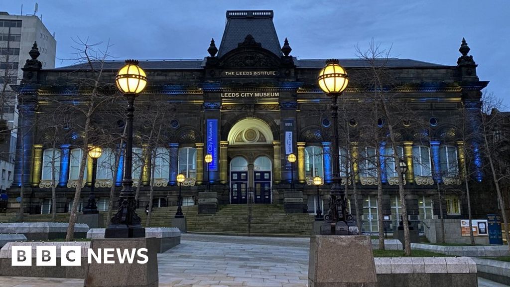 Covid: Leeds buildings lit up in memory of virus victims - BBC News