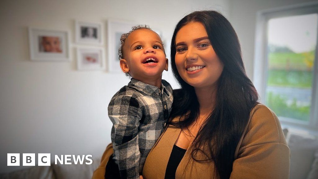 'IVF let me introduce baby to my terminally-ill dad' - BBC News