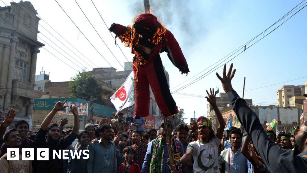 Pakistan Islamists call off protests after minister resigns - BBC News