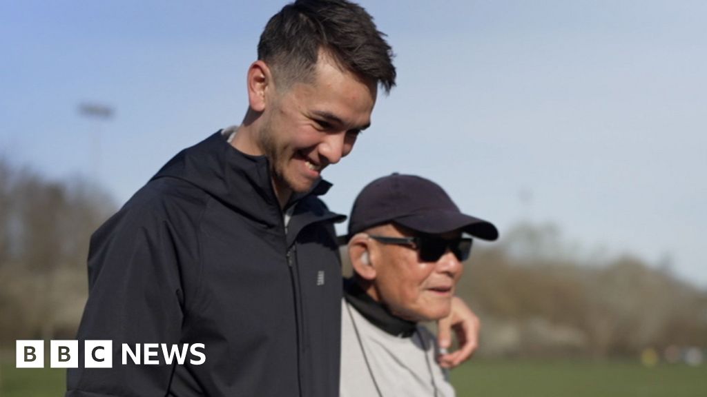 Olympian Alex Yee does parkrun with his 93-year-old grandad - BBC News